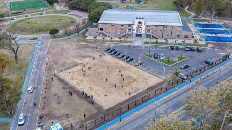 Lanús Gobierno inauguró una nueva cancha de arena en el Parque Central ...